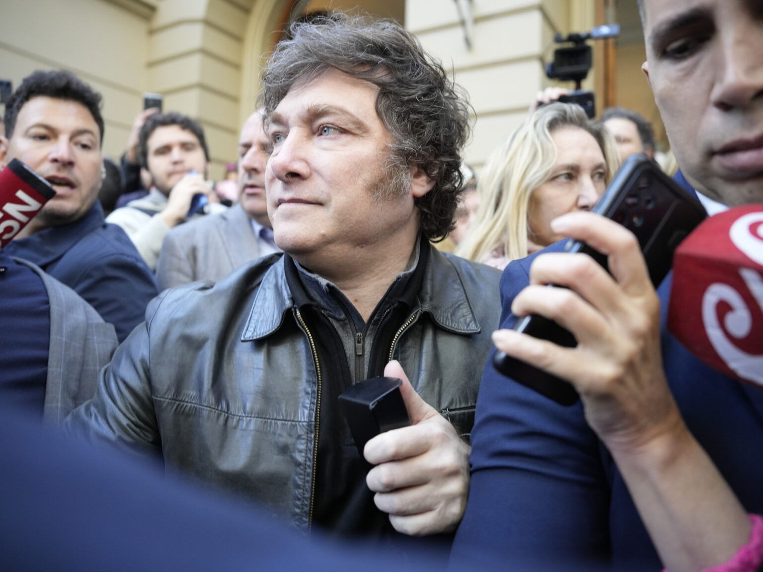 Argentina: Bariloche declara persona no grata a Milei - Cadena LATAM