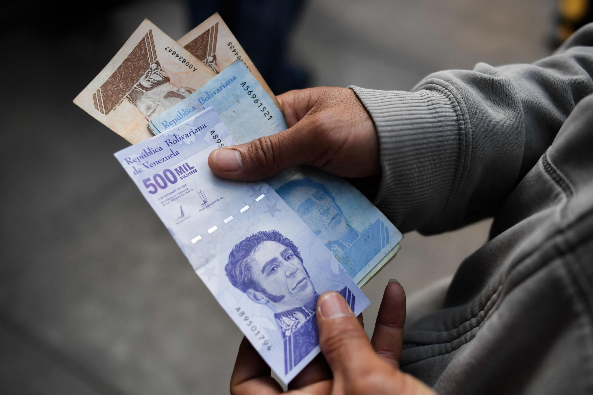 Venezuela: Salario mínimo sube a 240 dólares bajo un esquema de ...